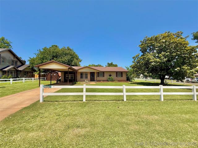 1001 Holly, Perry, OK 73077 | MLS# 2512546 | 23 Photos - Movoto