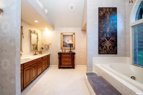 11305 N Pawnee Rd, Peoria, IL 61615 | 52 Photos - Movoto