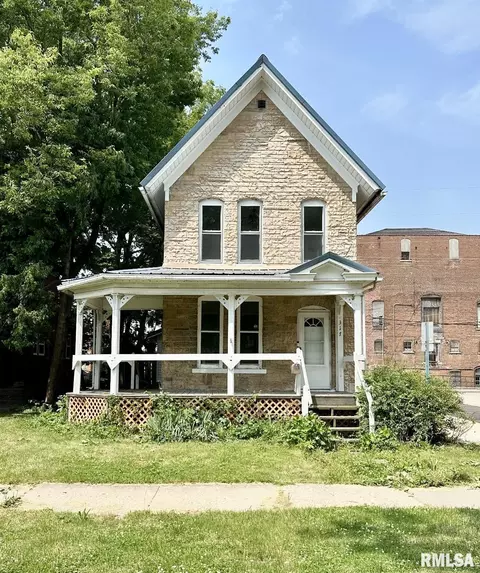 112 Hill St, Savanna, IL 61074 - Movoto