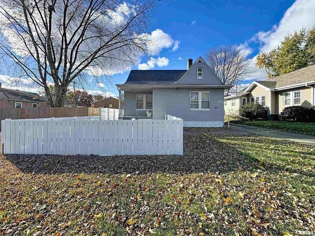 2350 38th St, Rock Island, IL 61201 | MLS# QC4269275 | 23 Photos - Movoto