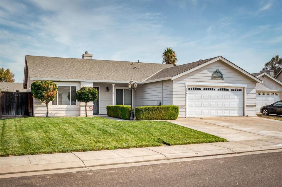 1241 Shawn Ct, Lathrop, CA 95330 | 34 Photos | MLS #221152588 - Movoto