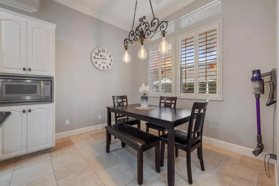 2067 Robin Hood Ln, Merced, CA 95340 | MLS# 225150925 | 57 Photos - Movoto