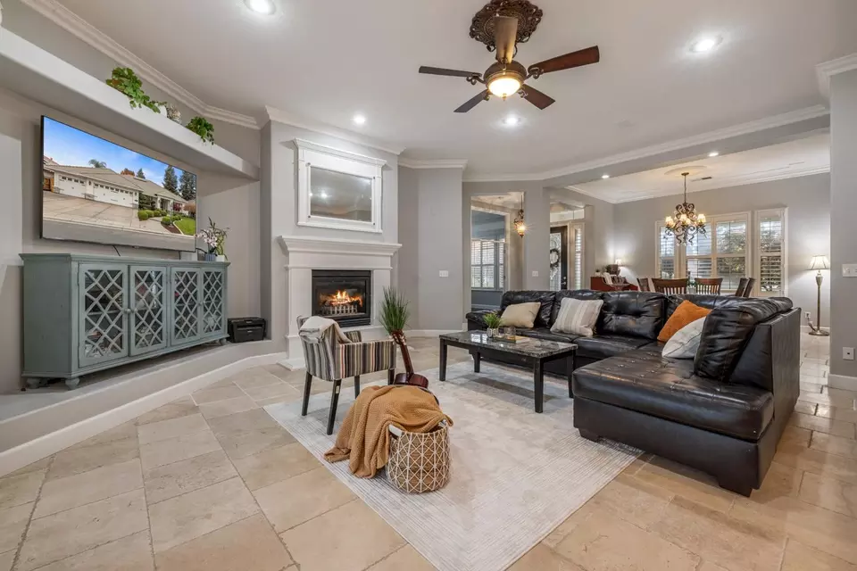 2067 Robin Hood Ln, Merced, CA 95340 | MLS# 225150925 | 57 Photos - Movoto