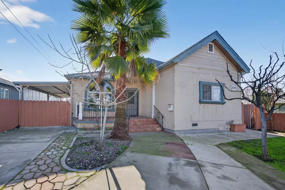 226 W Clay St, Stockton, CA 95206 | MLS# 226004311 | 45 Photos - Movoto