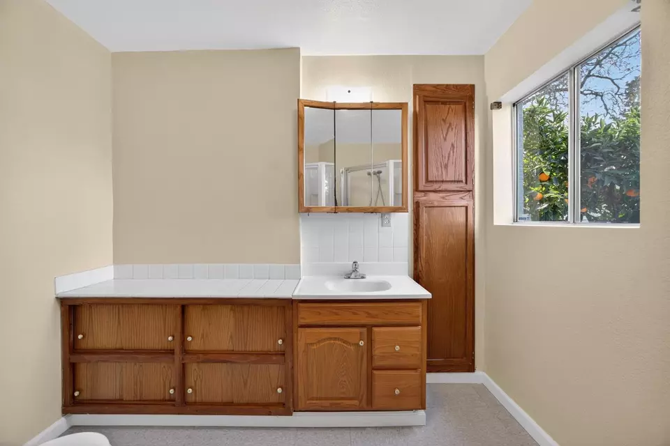 226 W Clay St, Stockton, CA 95206 | MLS# 226004311 | 45 Photos - Movoto