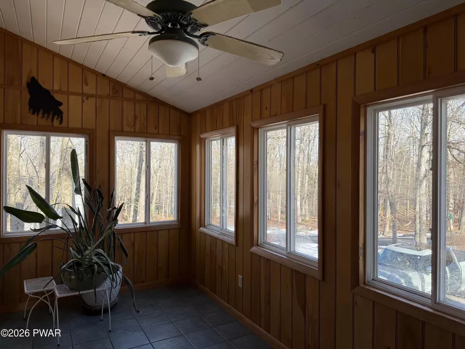 806 Wren Ct, Lords Valley, PA 18428 | MLS# 260063 | 26 Photos - Movoto