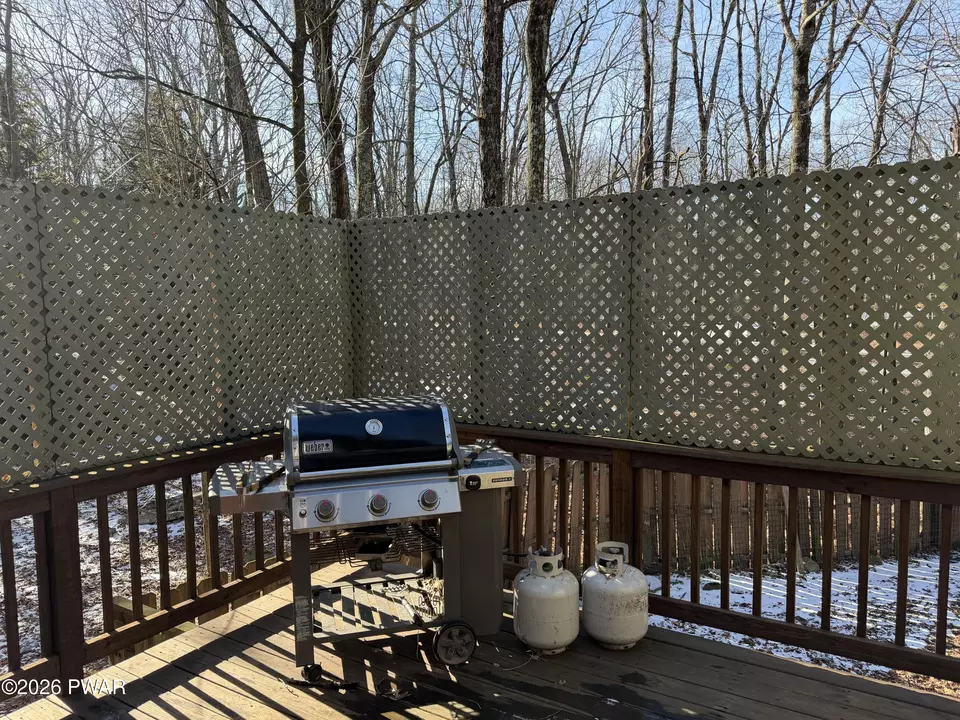 806 Wren Ct, Lords Valley, PA 18428 | MLS# 260063 | 26 Photos - Movoto