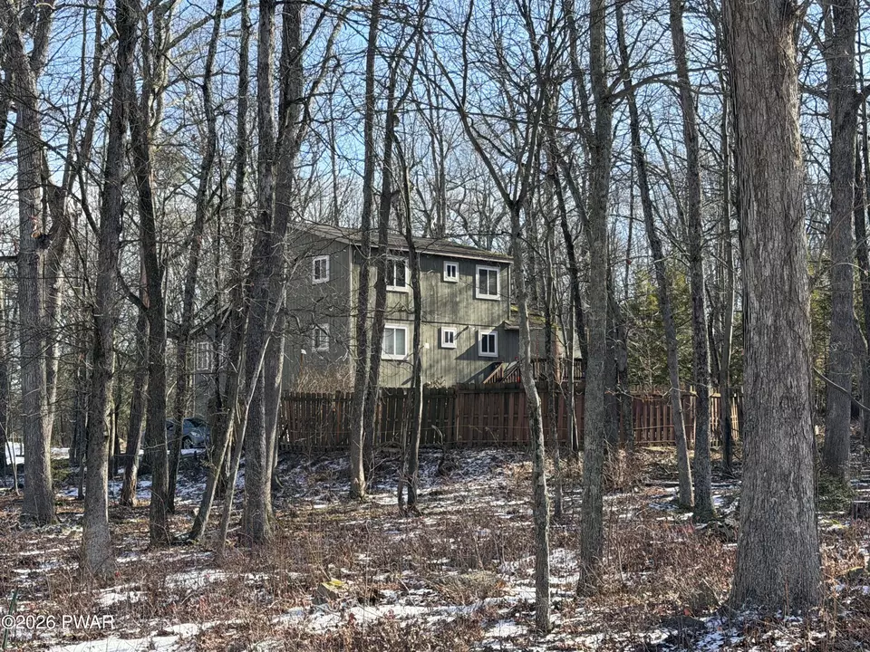 806 Wren Ct, Lords Valley, PA 18428 | MLS# 260063 | 26 Photos - Movoto