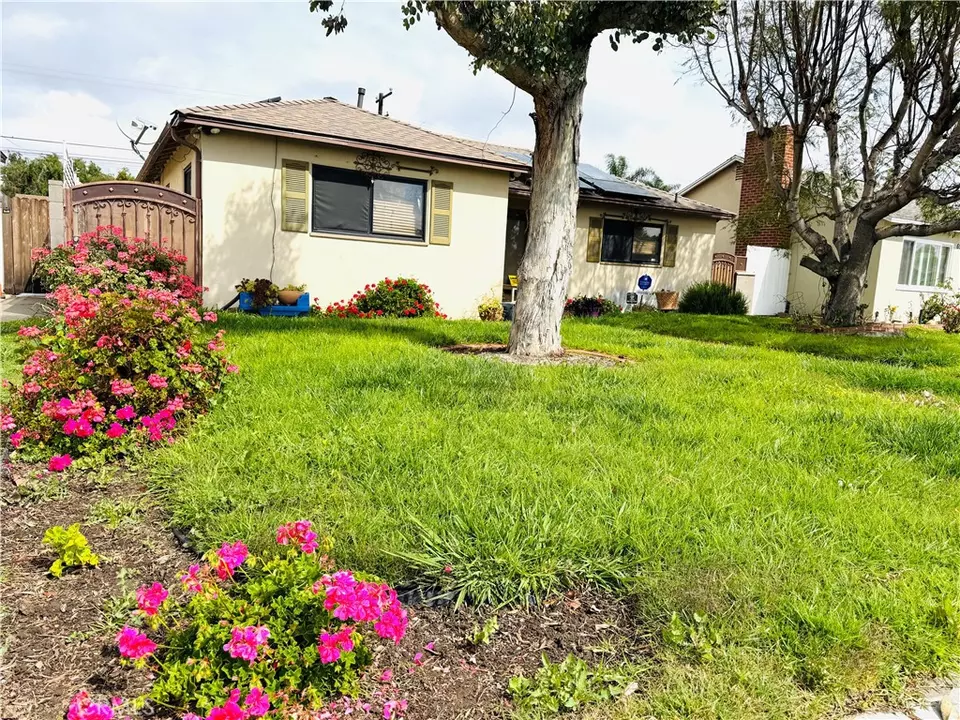 661 W Robert Ave, Oxnard, CA 93030 | MLS# DW25054652 | 3 Photos - Movoto