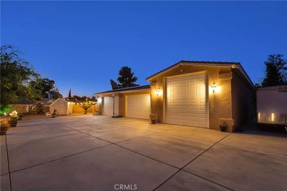 19420 Red Feather Rd, Apple Valley, CA 92307 | MLS# HD25139231 | 65 ...