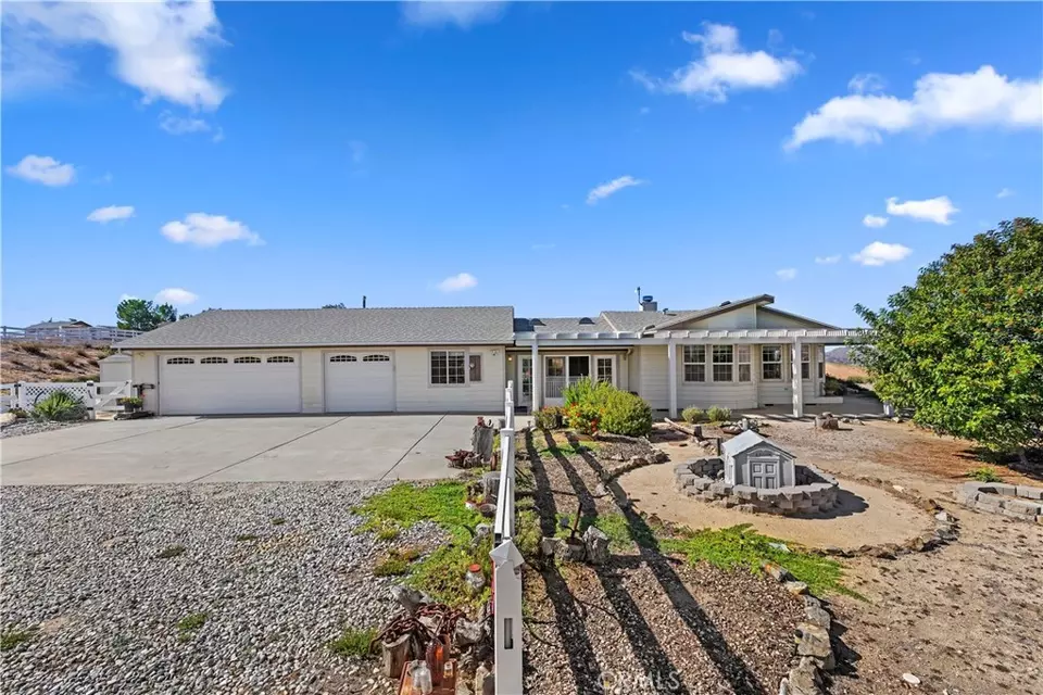 38511 Stratton Rd, Temecula, CA 92592 | 75 Photos - Movoto