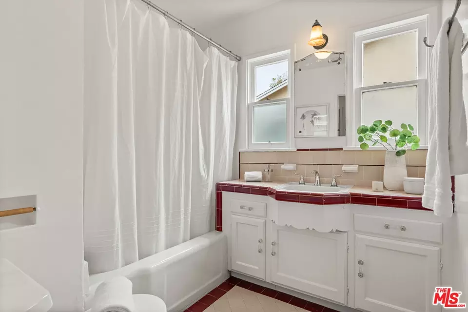 5722 Vista Del Monte Ave, Sherman Oaks, CA 91411 | MLS# 25528301 | 18 ...