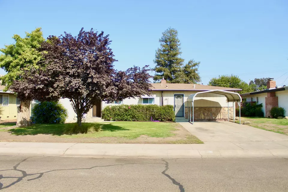 2528 S Watson St, Visalia, CA 93277 | MLS# 237468 | 18 Photos - Movoto