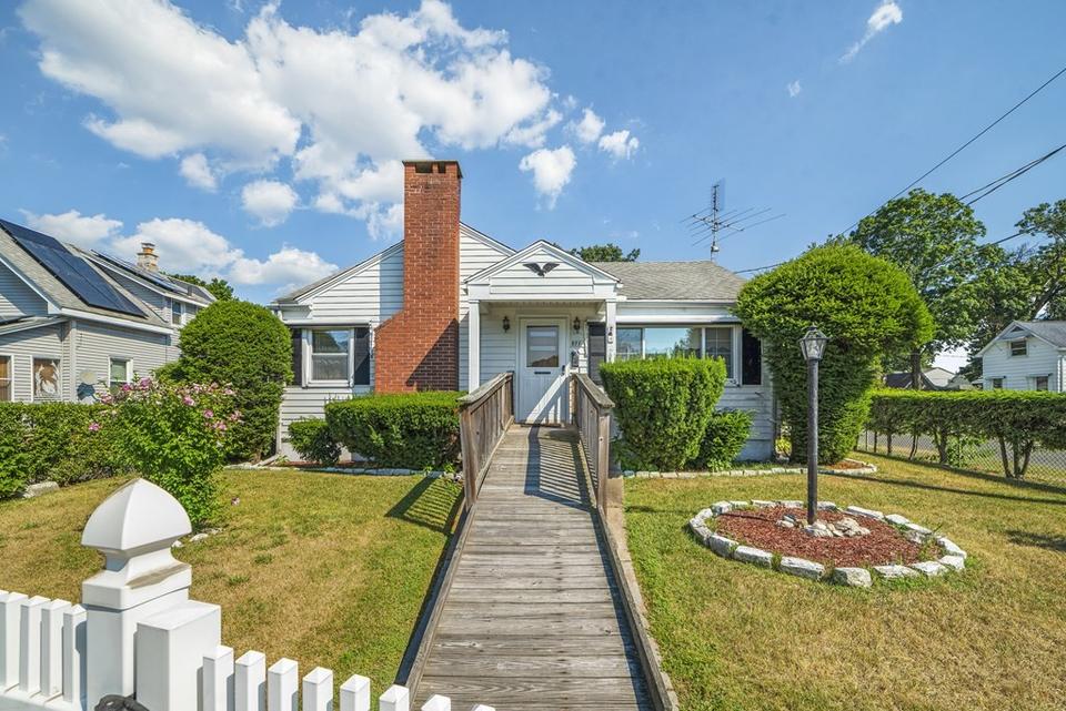 977 Carew St, Springfield, MA 01104 | 23 Photos | MLS #73016096 - Movoto