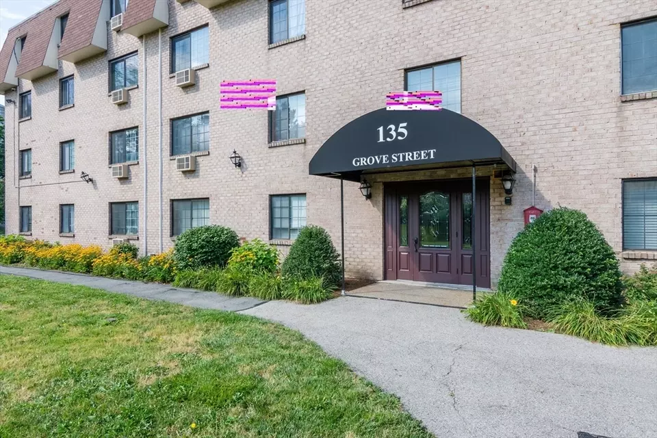 135 Grove St #131, Rockland, MA 02370 | 12 Photos - Movoto