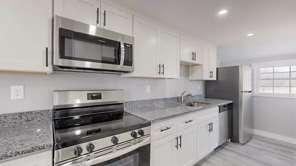 33 School St, Uxbridge, MA 01569 | 41 Photos - Movoto