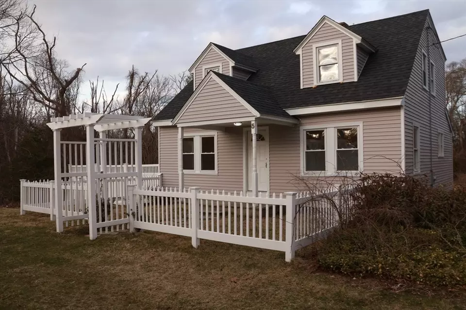 5 W Falmouth Hwy, Falmouth, MA 02540 | 32 Photos - Movoto