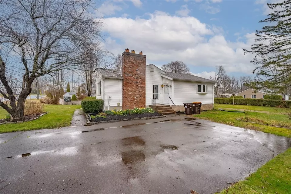 15 S West St, Agawam, MA 01030 | 36 Photos - Movoto