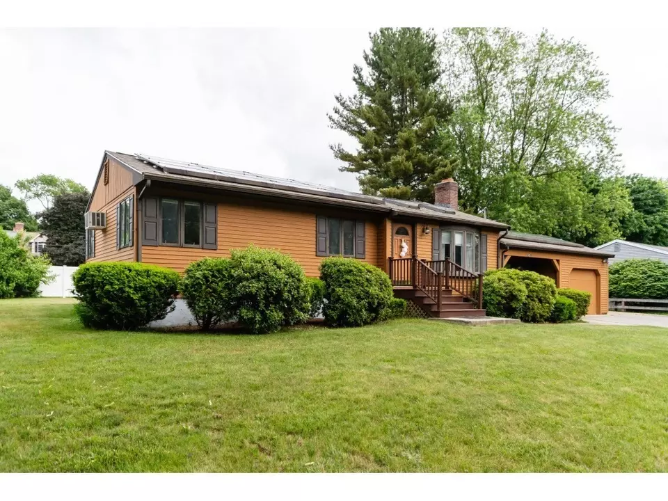 13 Hemlock Dr, Medway, MA 02053 | 30 Photos - Movoto
