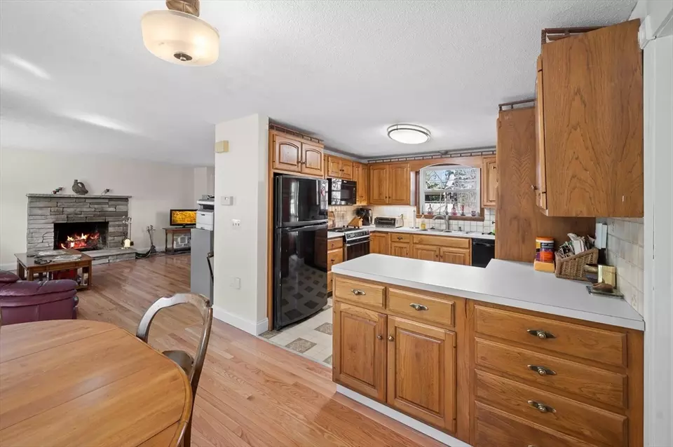 95 Bellflower Rd, Billerica, MA 01821 | MLS# 73353477 | 21 Photos - Movoto