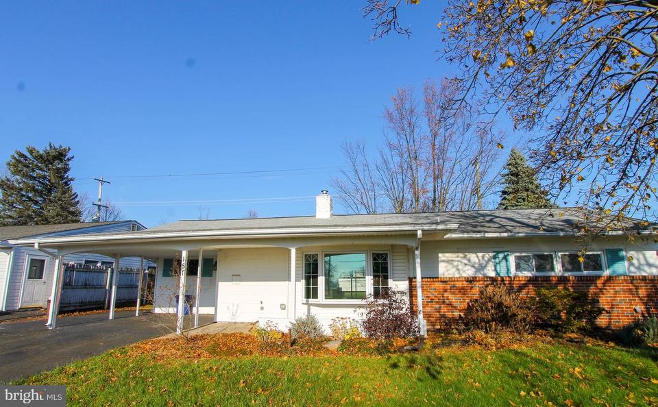 151 Pinewood Dr, Levittown, PA 19054 | 38 Photos - Movoto
