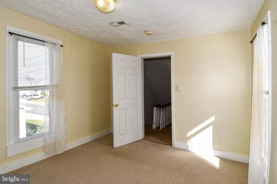 484 E Queen St, Strasburg, VA 22657 | MLS# VASH2012976 | 50 Photos - Movoto