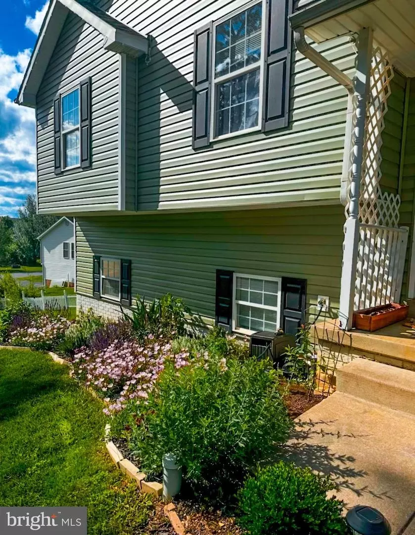 555 Oak Lee Dr, Ranson, WV 25438 | MLS# WVJF2017804 | 2 Photos - Movoto