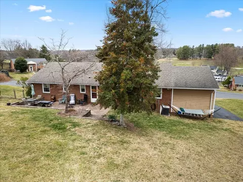 1624 Edgehill Rd, Waynesboro, VA 22980 | 51 Photos - Movoto