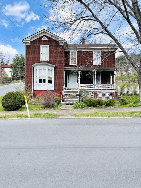 223 W Locust St, Covington, VA 24426 | 33 Photos | MLS #889324 - Movoto