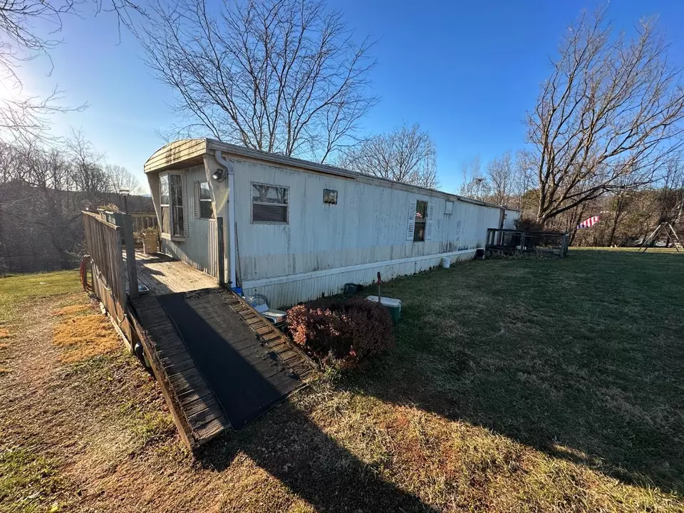 105 Byrnes St, Goodview, VA 24095 | MLS# 356643 | 8 Photos - Movoto