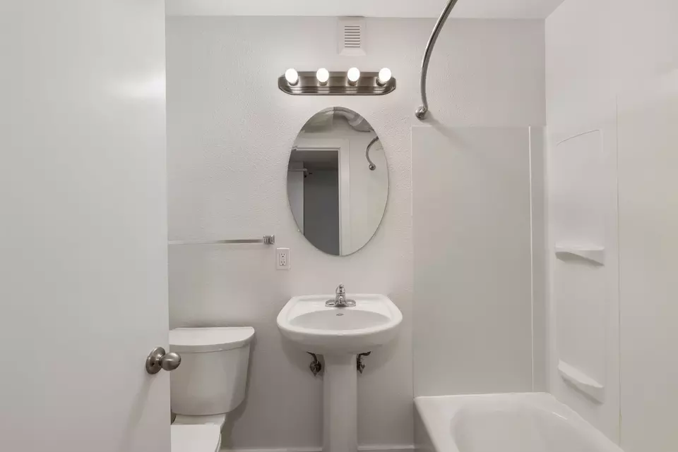 4210 Brooklyn Ave NE #101, Seattle, WA 98105 | 13 Photos - Movoto