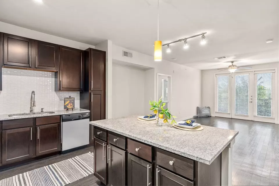 390 E Oakenwald St #00-665, Dallas, TX 75203 | 40 Photos - Movoto