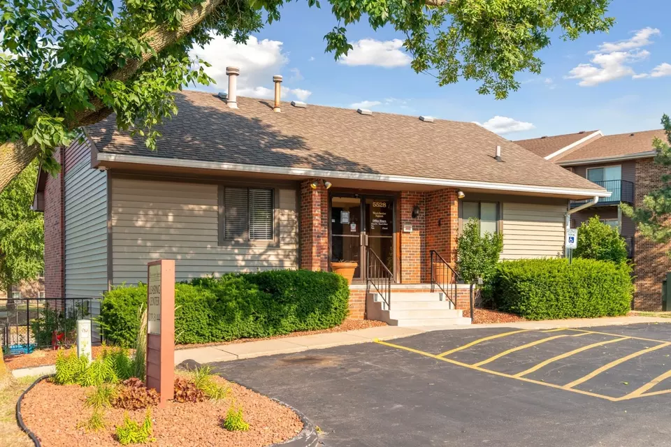 5528 Meredith Dr #3-03, Des Moines, IA 50310 | 32 Photos - Movoto