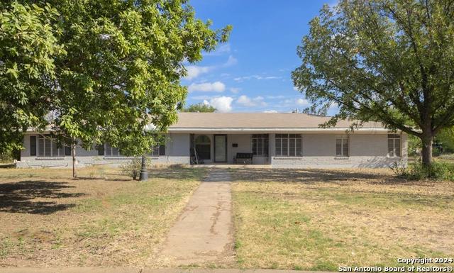 370 Louise Dr, Uvalde, TX 78801 | 24 Photos - Movoto