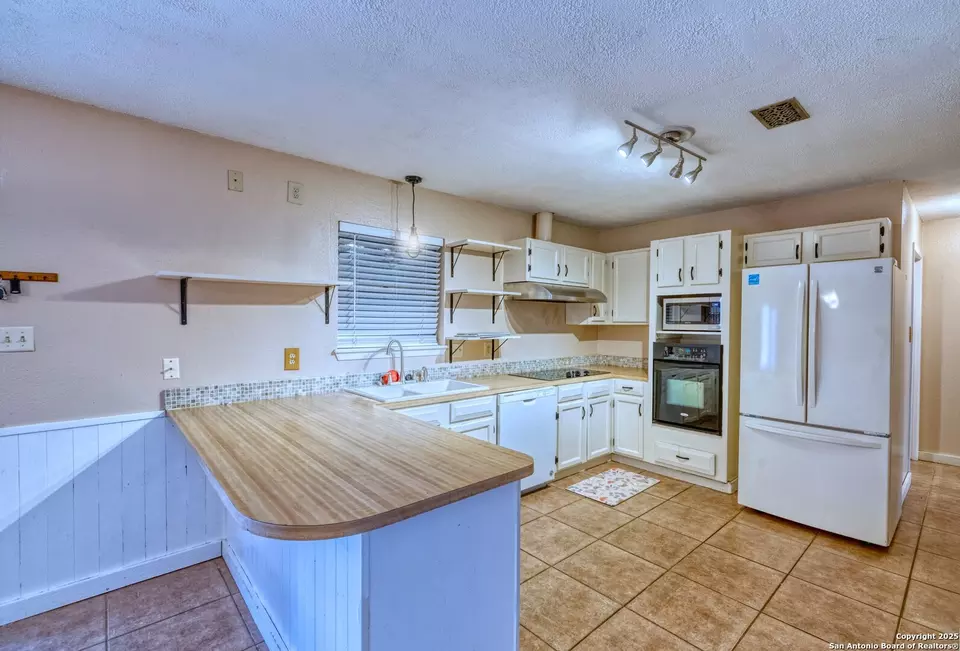 112 N Bluebonnet, Uvalde, TX 78801 | MLS# 1895499 | 32 Photos - Movoto