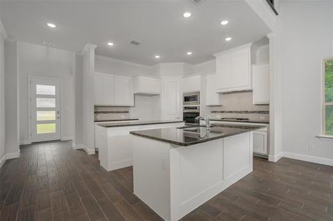 1004 Mesquite Ct, Grand Prairie, TX 75104 | 29 Photos | MLS #14318397 ...