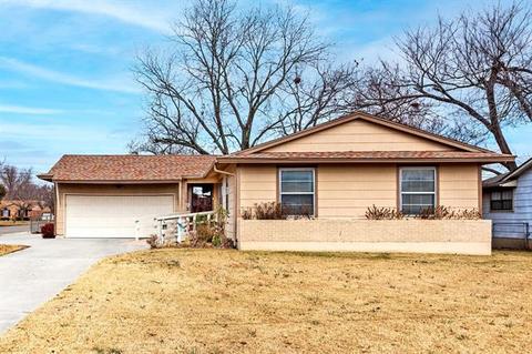101 E Russell, Bonham, TX 75418 | 26 Photos | MLS #14491458 - Movoto