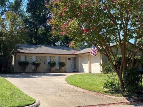 1704 Windsor Dr, Arlington, TX 76012 | 17 Photos | MLS #20171361 - Movoto