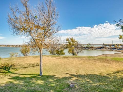 Condo/Townhouse Homes for Sale in Runaway Bay TX.