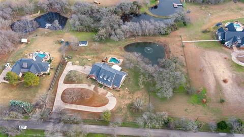 200 Laneview Dr, Ennis, TX 75119 | 34 Photos | MLS #20214566 - Movoto