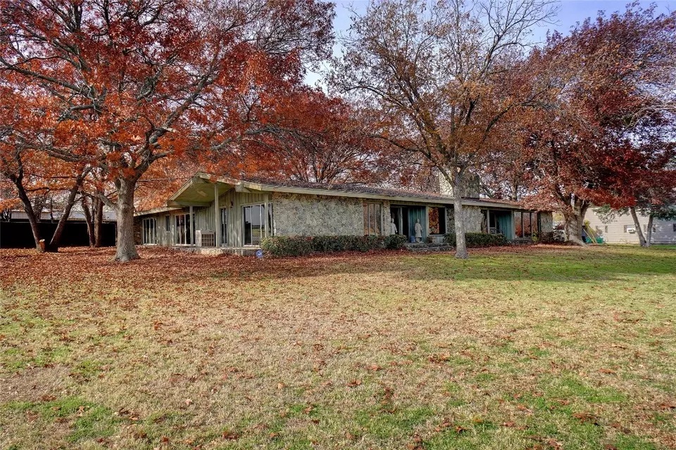 600 E Tarrant St, Bowie, TX 76230 | 38 Photos - Movoto