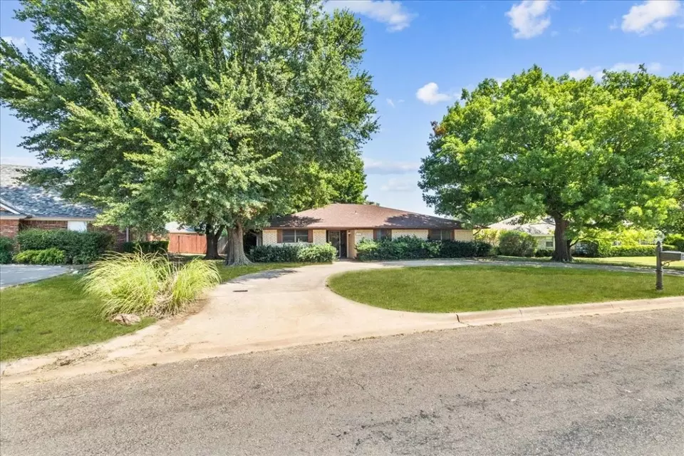 1100 W Russell, Bonham, TX 75418 | 27 Photos - Movoto