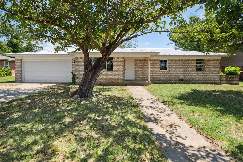 1085 N Lillian St, Stephenville, TX 76401 | 29 Photos - Movoto