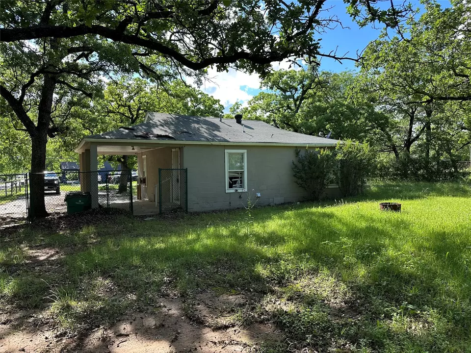 201 N Mount St, Chico, TX 76431 | MLS# 20934143 | 9 Photos - Movoto