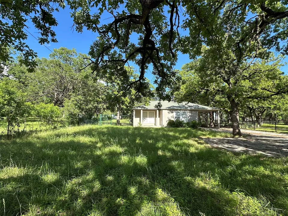 201 N Mount St, Chico, TX 76431 | MLS# 20934143 | 9 Photos - Movoto