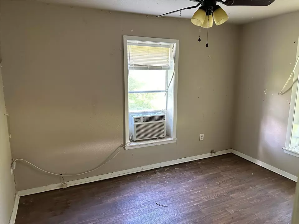 201 N Mount St, Chico, TX 76431 | MLS# 20934143 | 9 Photos - Movoto