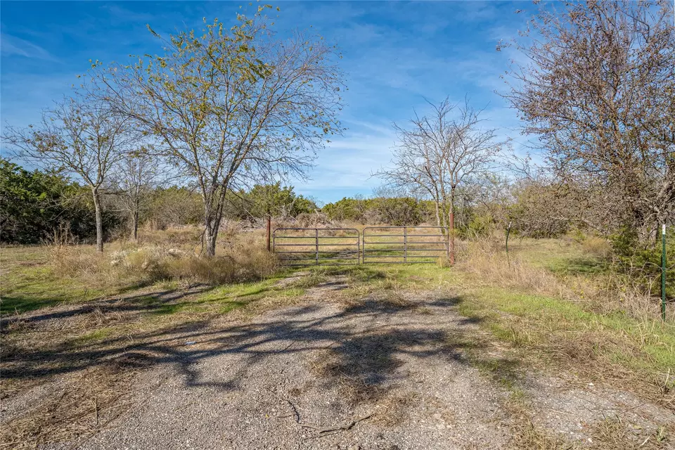 693 Garrett Ln, China Spring, TX 76633 | MLS# 21132245 | 16 Photos - Movoto