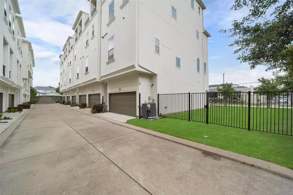 4003 Lillian St, Houston, TX 77007 | MLS# 51676771 | 9 Photos - Movoto