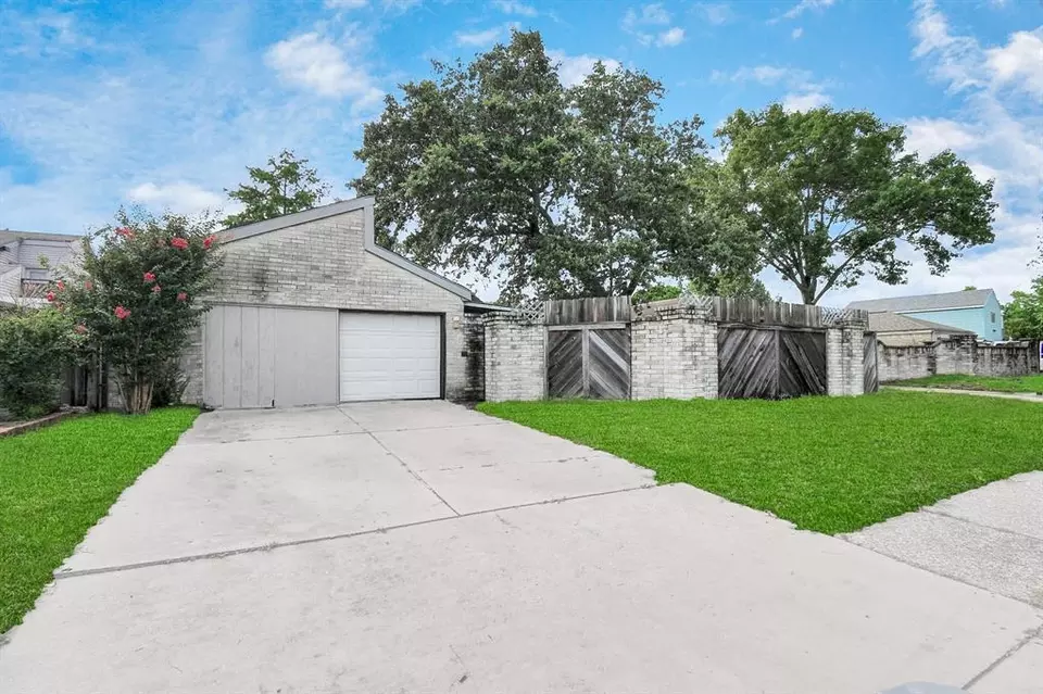 7018 Marisol Dr, Houston, TX 77083 | 39 Photos - Movoto