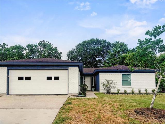 606 Oleander St, Lake Jackson, TX 77566 | 33 Photos - Movoto